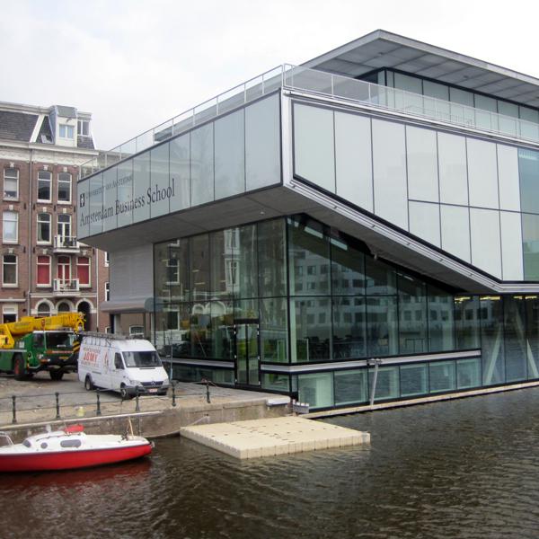Computergestuurde brandtrap onzichtbaar achter extra gevel