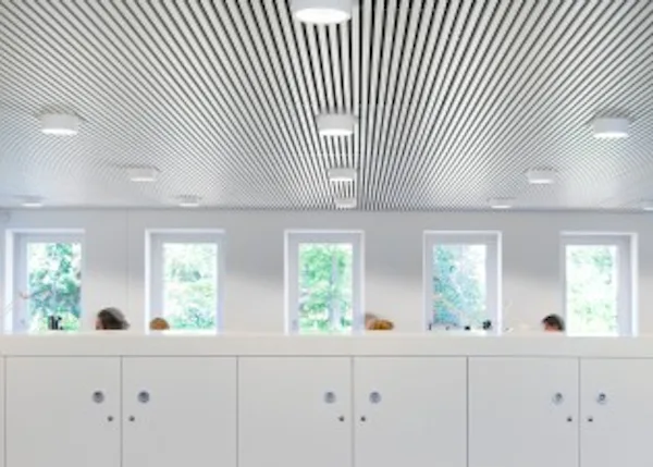 Akoestisch plafond als thermische geleider