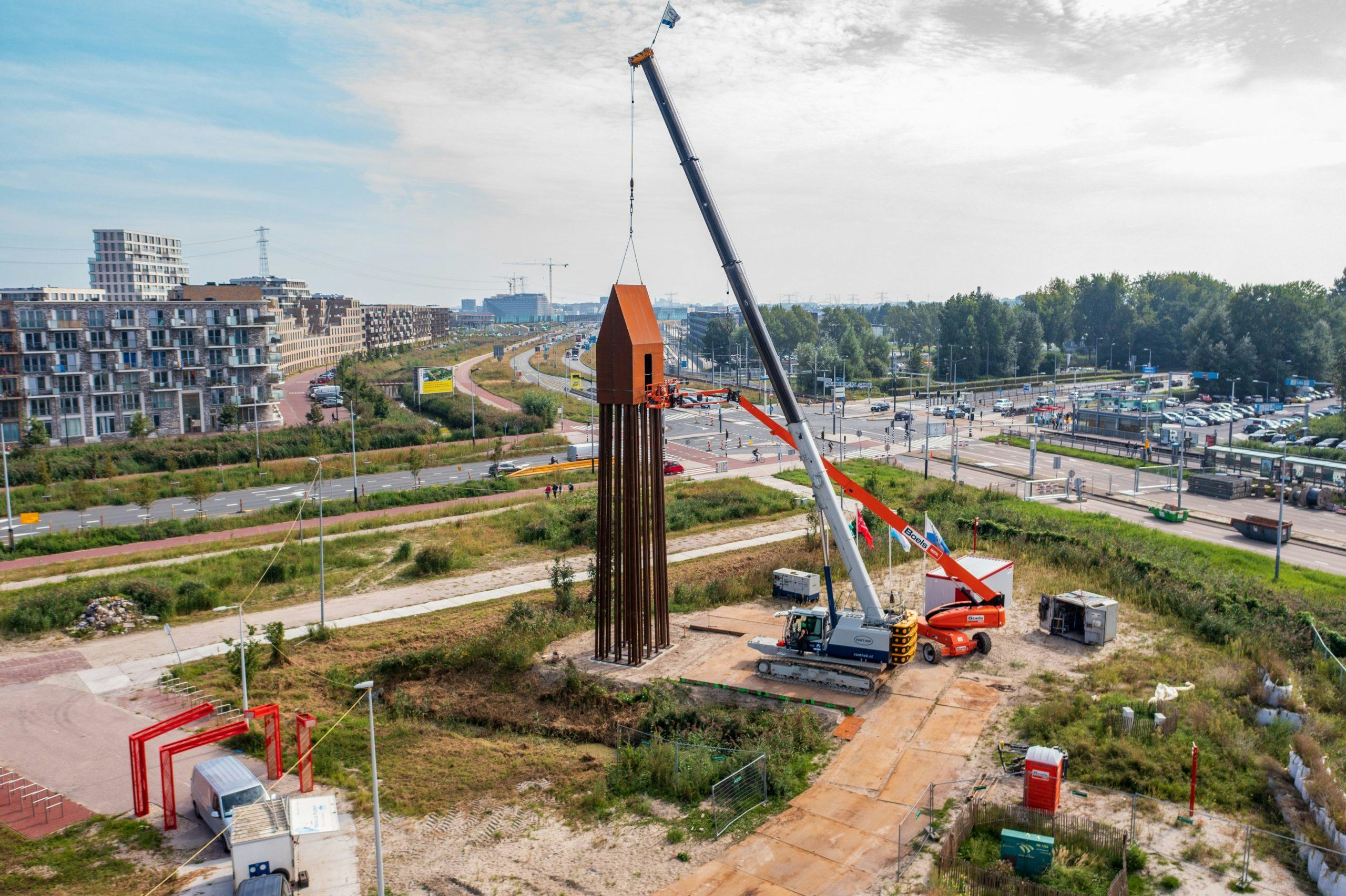 Ode aan de heipaal in Amsterdamse Sluisbuurt onthuld