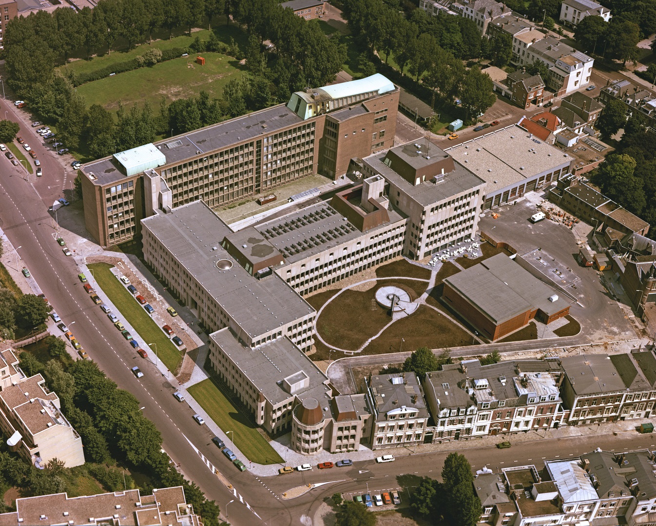 Slopen of verbouwen? Brutalistisch politiebureau Den Haag