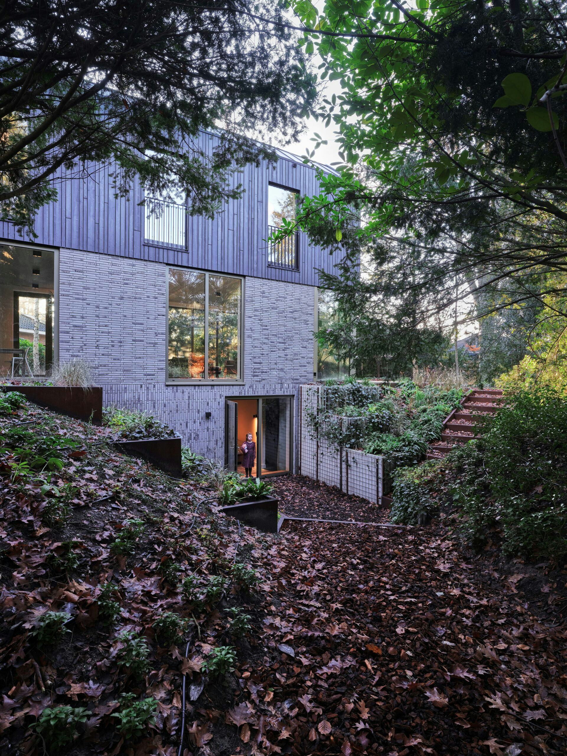 Het eerste huis van Frank Nederveen: opgeruimd boshuis ingepakt tussen ...