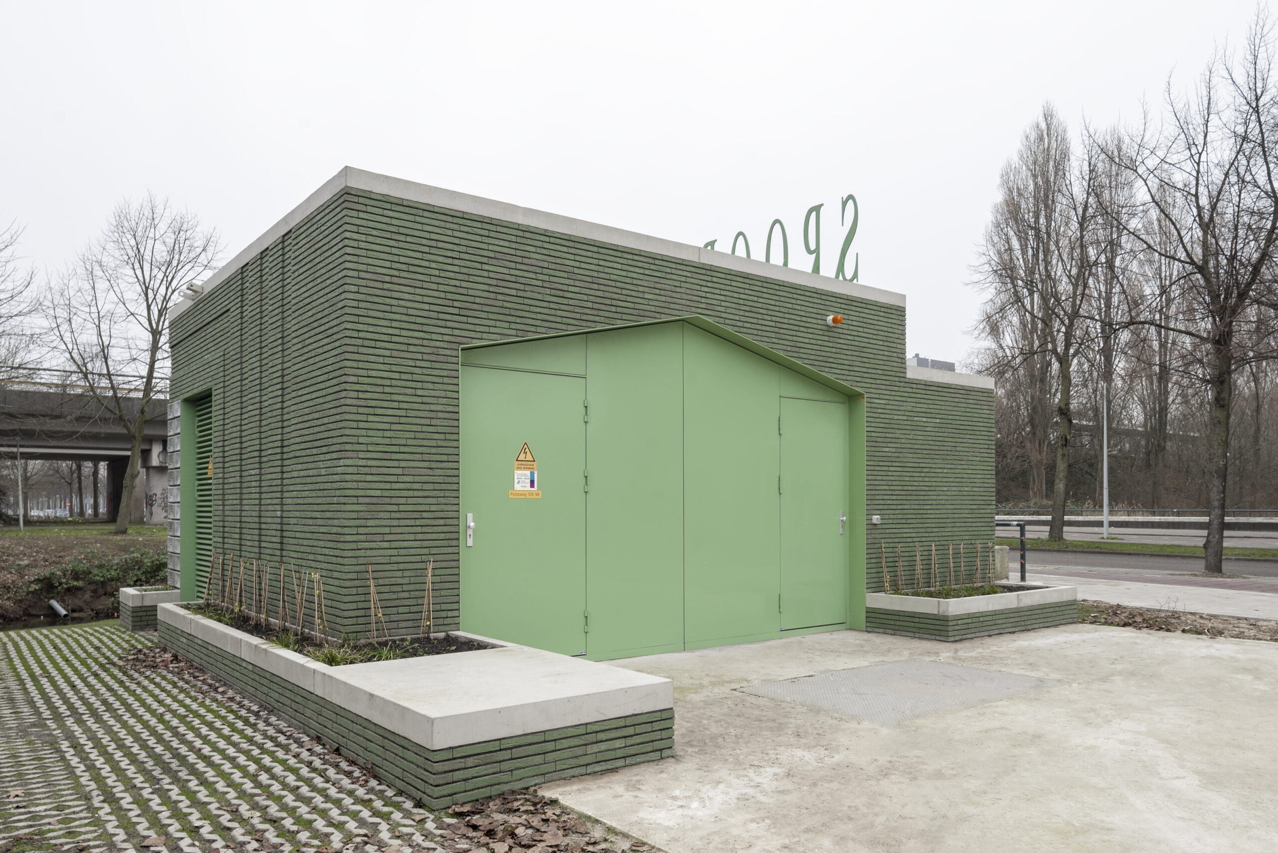 Sprekende groene baksteen in de eindgemalen die BureauVanEig maakte ...