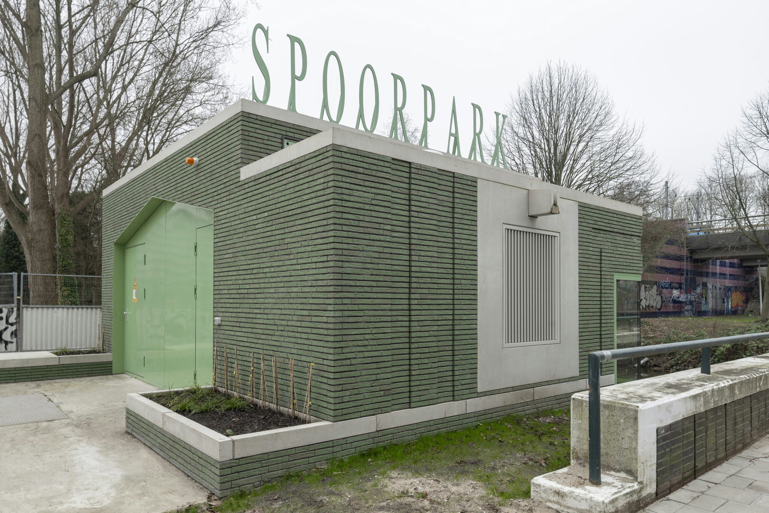 Sprekende groene baksteen in de eindgemalen die BureauVanEig maakte voor Waternet in Amsterdam