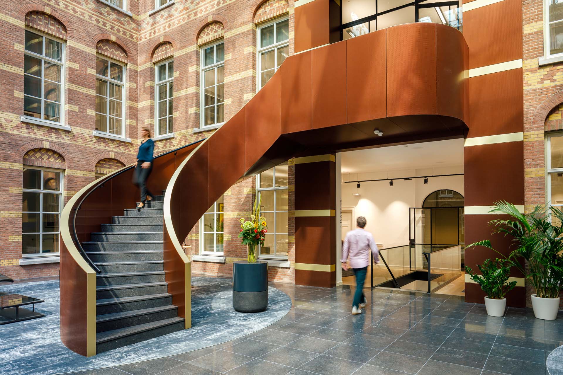 De Droogbak: een gesloten kolos met een levendig atrium naast Amsterdam CS