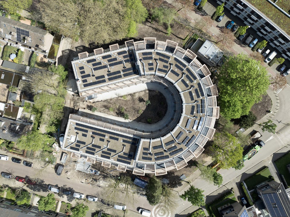 Houten schil als zachte overgangsruimte in woongebouw Root, Eindhoven, door LEVS