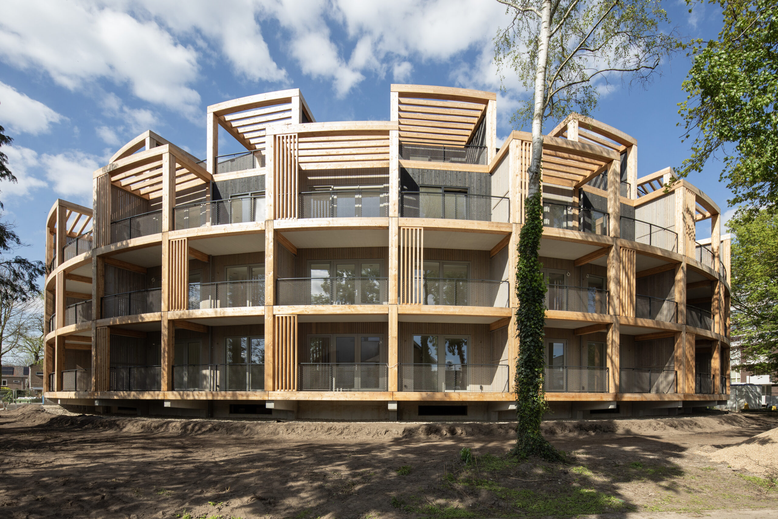 Houten schil als zachte overgangsruimte in woongebouw Root, Eindhoven, door LEVS
