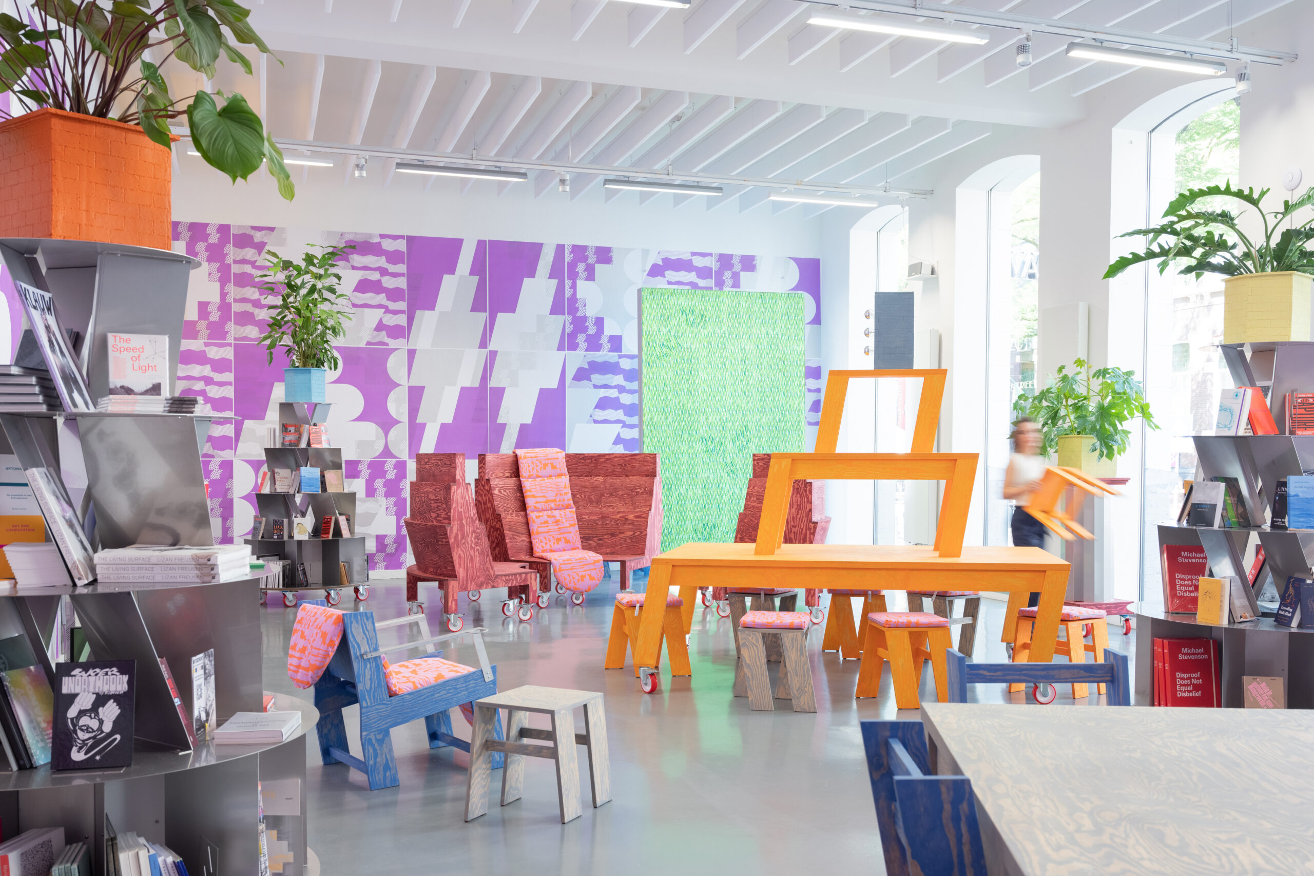 Tomas Dirrix maakt met Team Thursday en Koen Taselaar dansende meubels ...