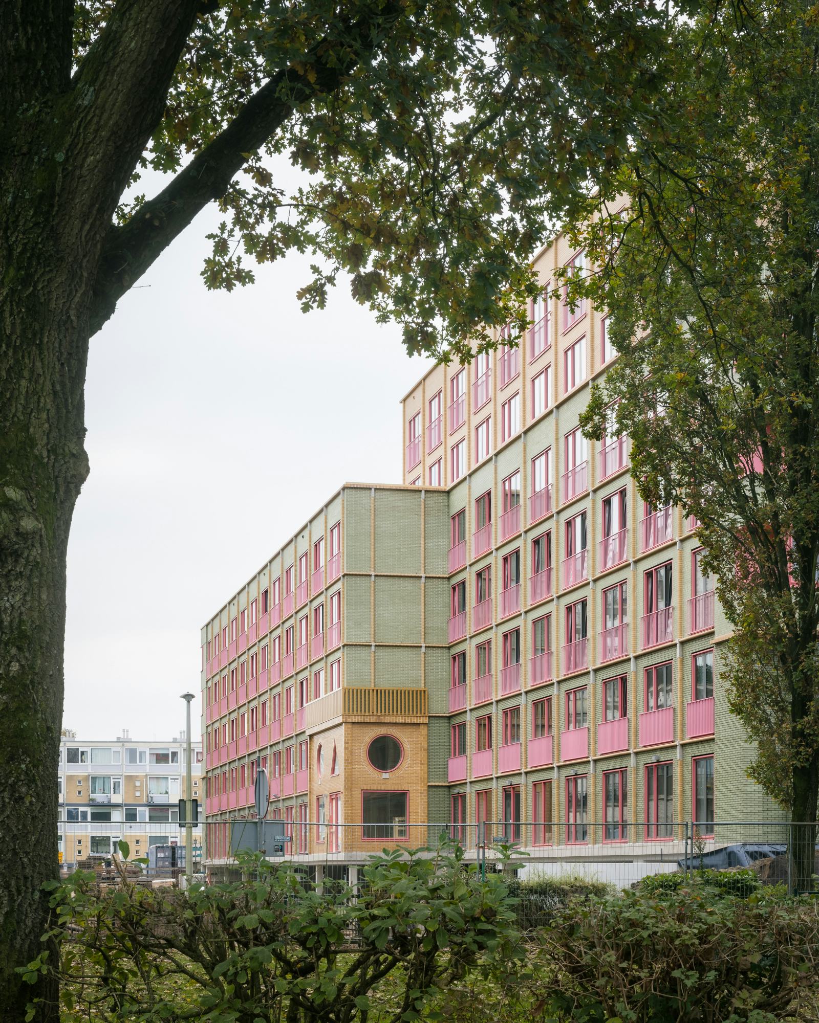 Kleurrijke eyecatcher met sociale woningbouw in Hilversum door Monadnock