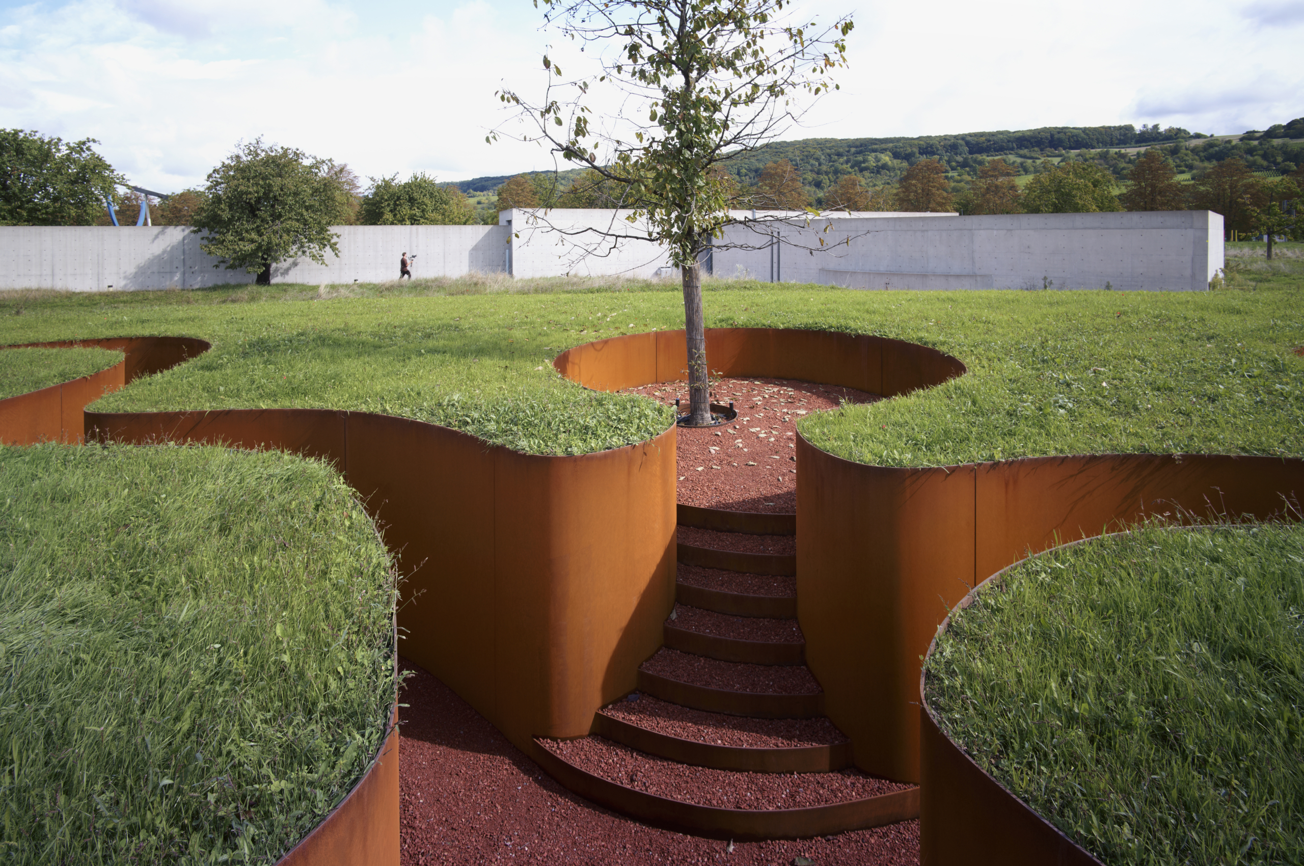 Balkrishna Doshi laat stilte meanderen naast Tadao Ando op de Vitra Campus